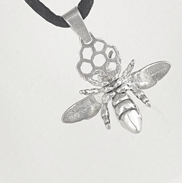 Queen Bee Pendant - Trilogie